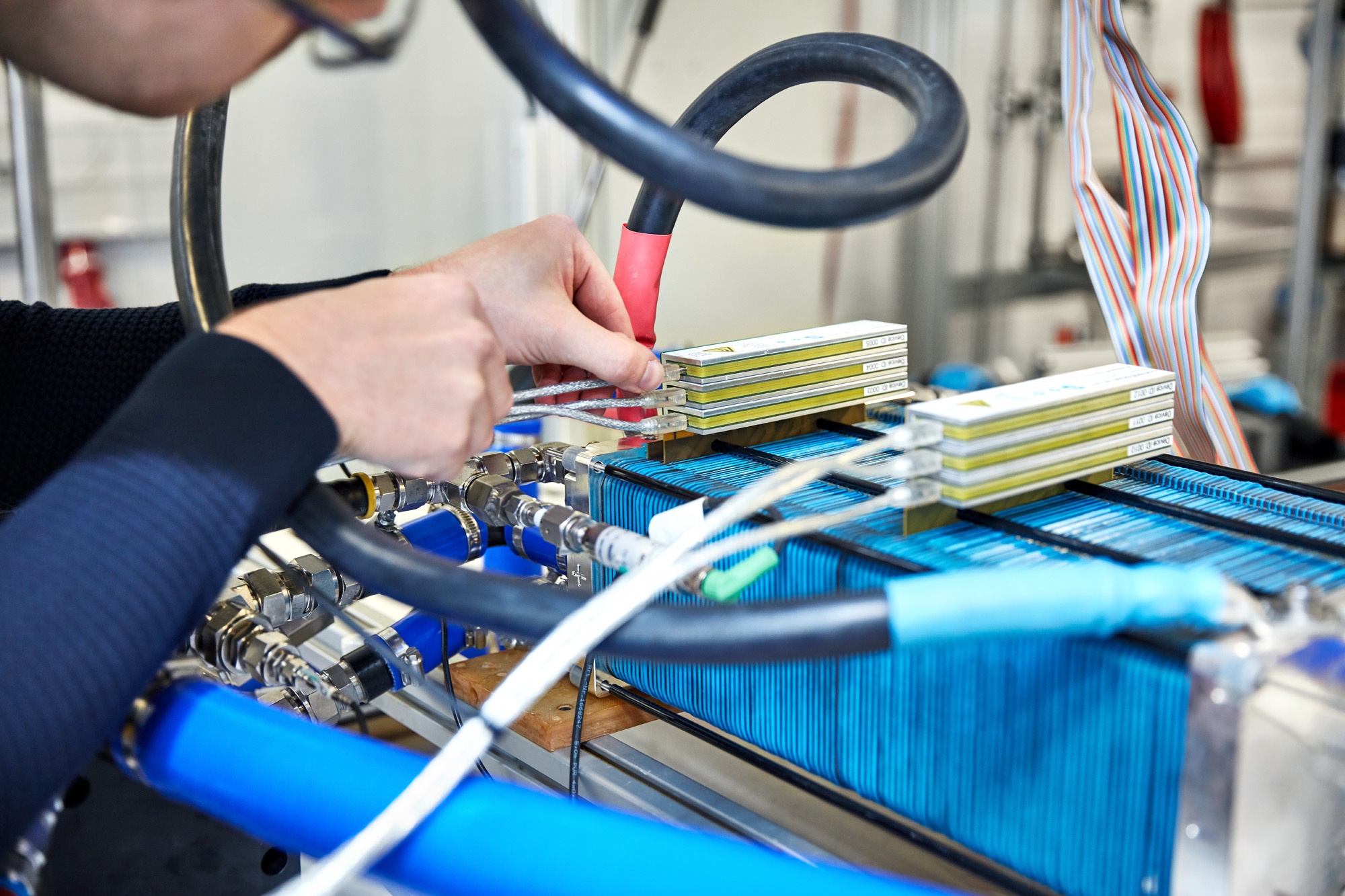 Proton Motor with hydrogen fuel cells in high-tech pioneering role ...